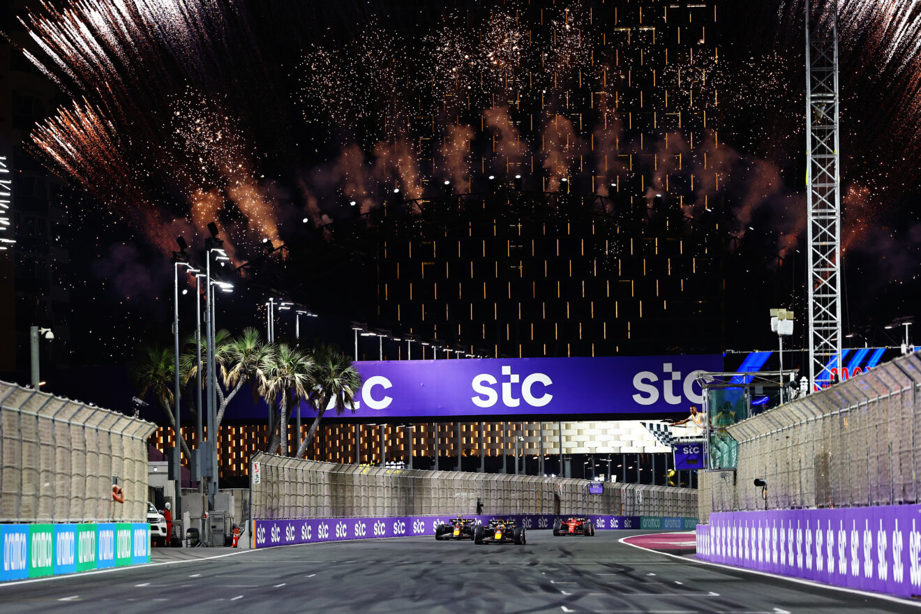 Verstappen logra la victoria en Arabia Saudita, Checo segundo | Memo Lira